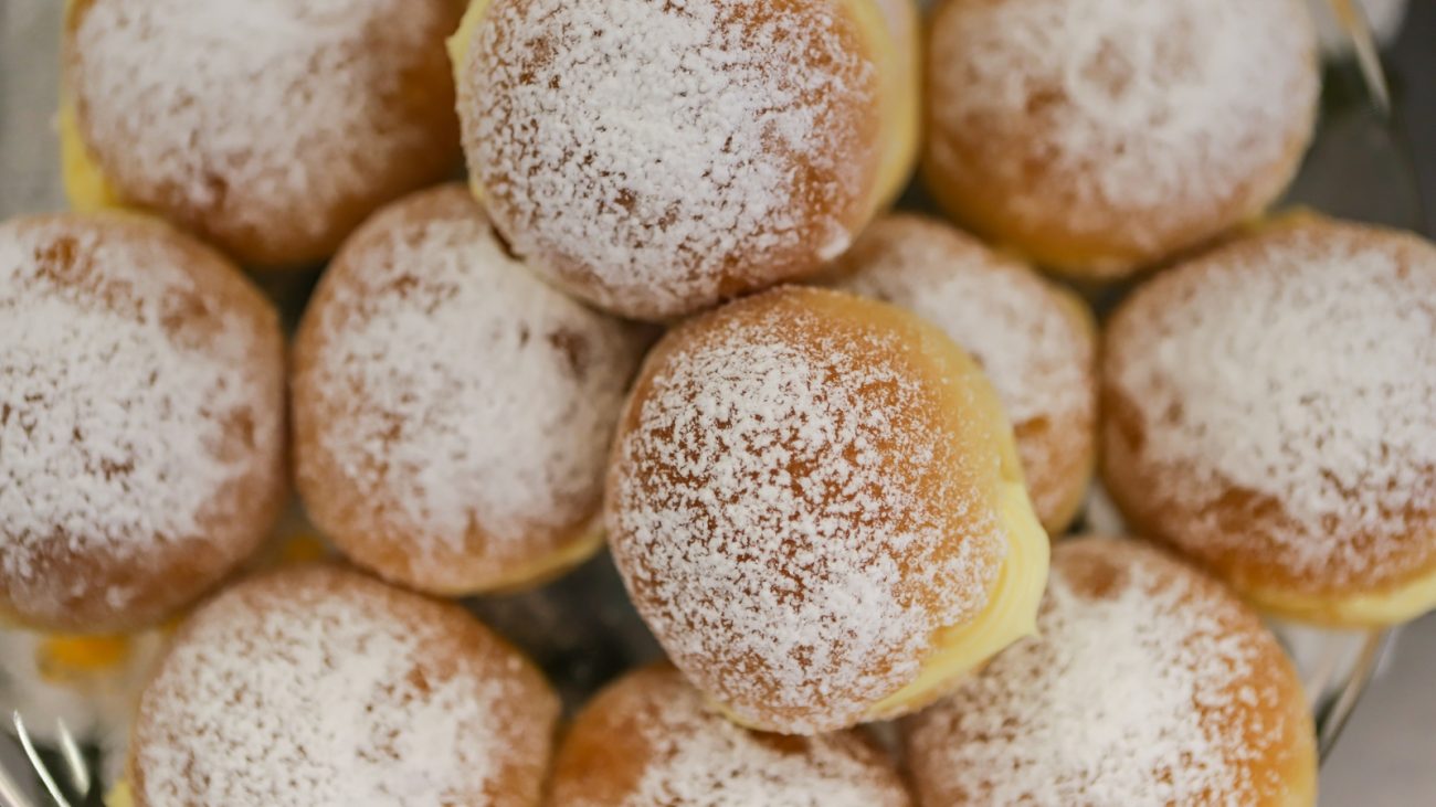 Sonho recheado caramelizado com creme de confeiteiro