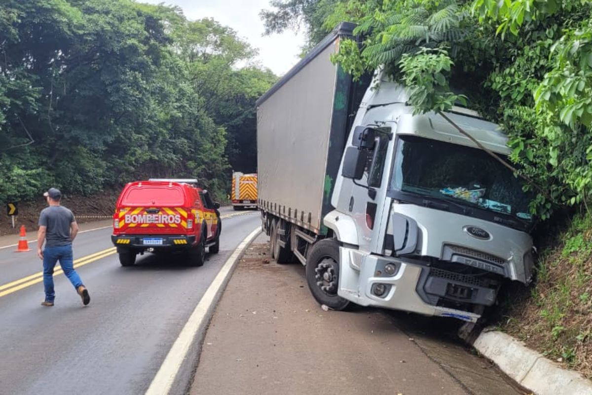 Colisão com oito veículos na BR-282 mata motorista em SC