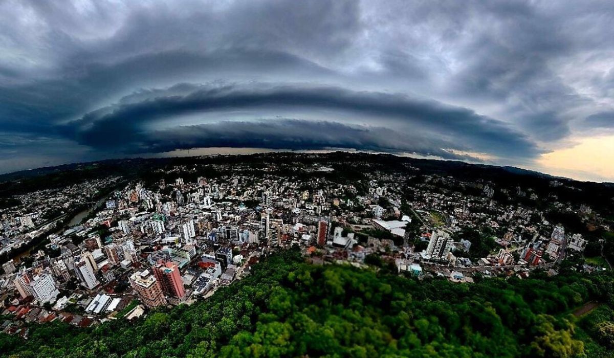 Previsão do tempo em SC: calor e frente fria elevam risco de granizo