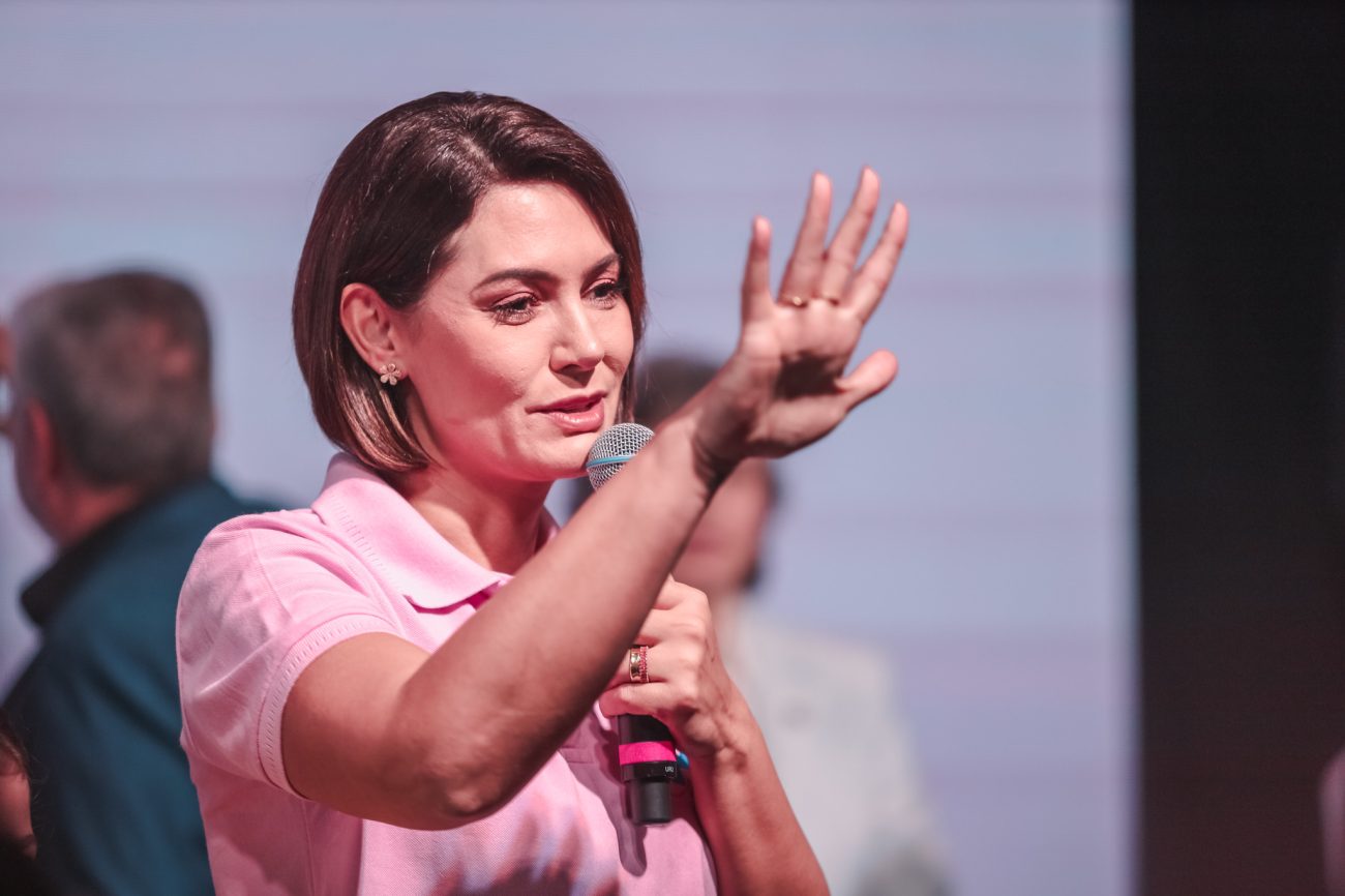 Michelle Bolsonaro rebate Allan dos Santos em post nas redes