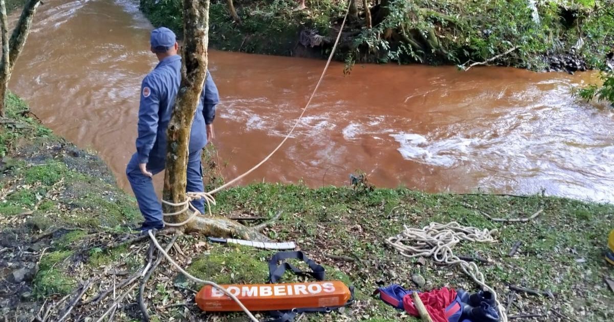 Tromba d'água em SC arrastra 3 pessoas durante banho de rio