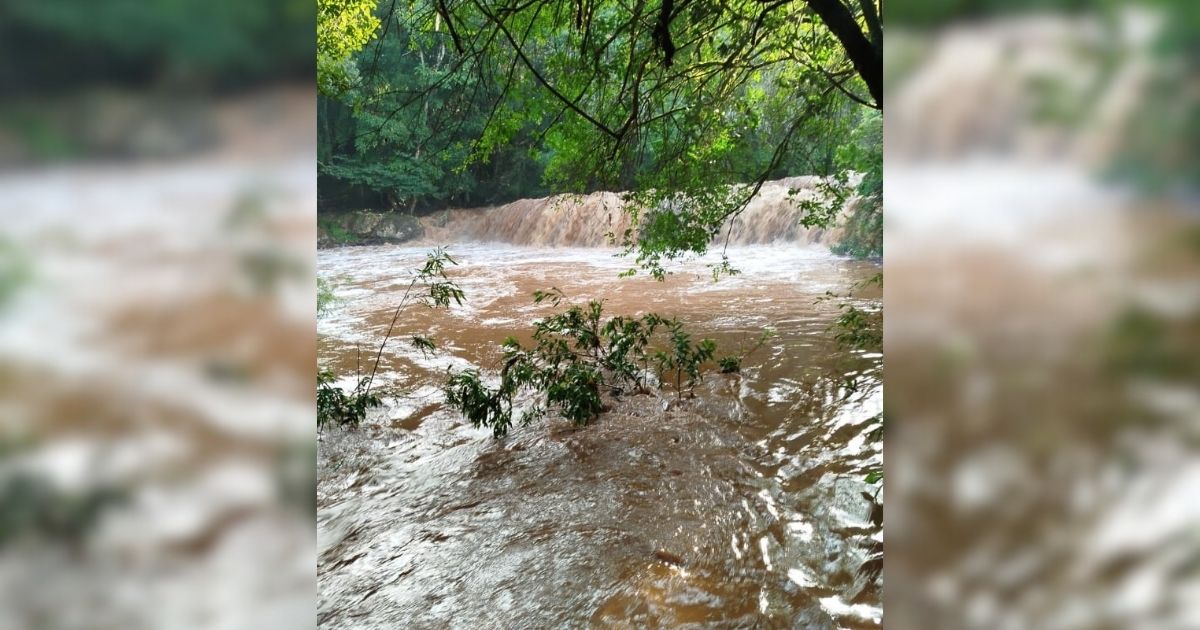 Tromba d'água em SC arrastra 3 pessoas durante banho de rio