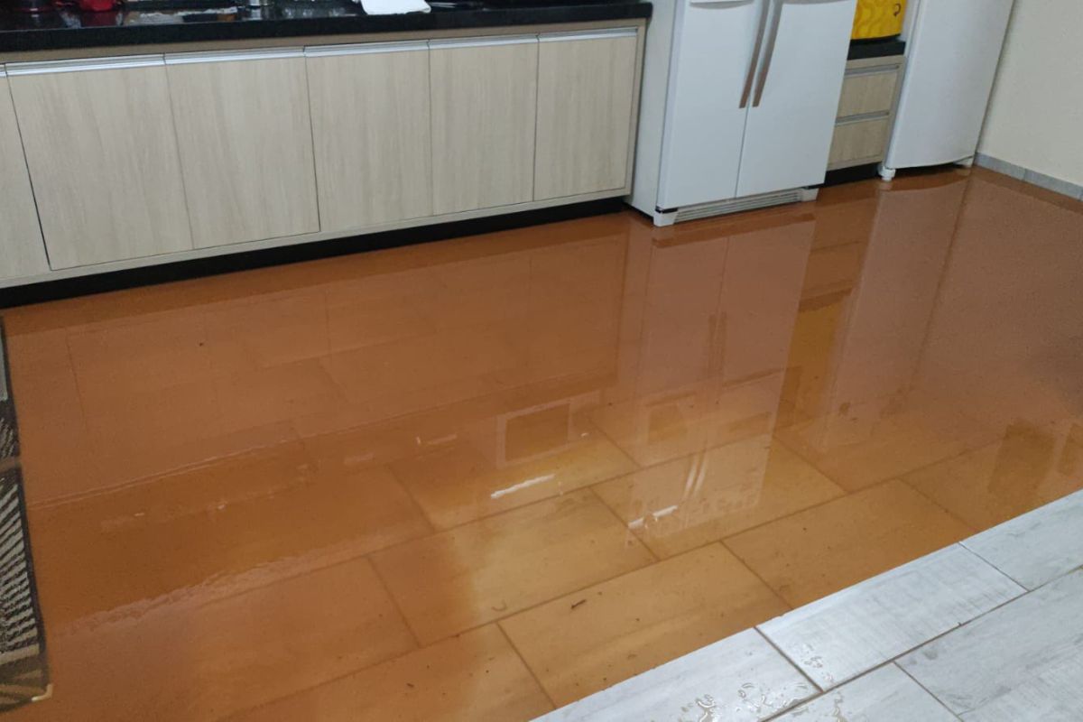 Chuva intensa em SC invade casas e paralisa captação de água