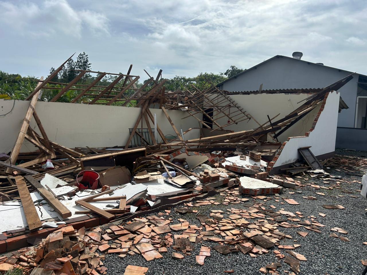 Temporal devastador destrói parte de pizzaria em poucos minutos em SC