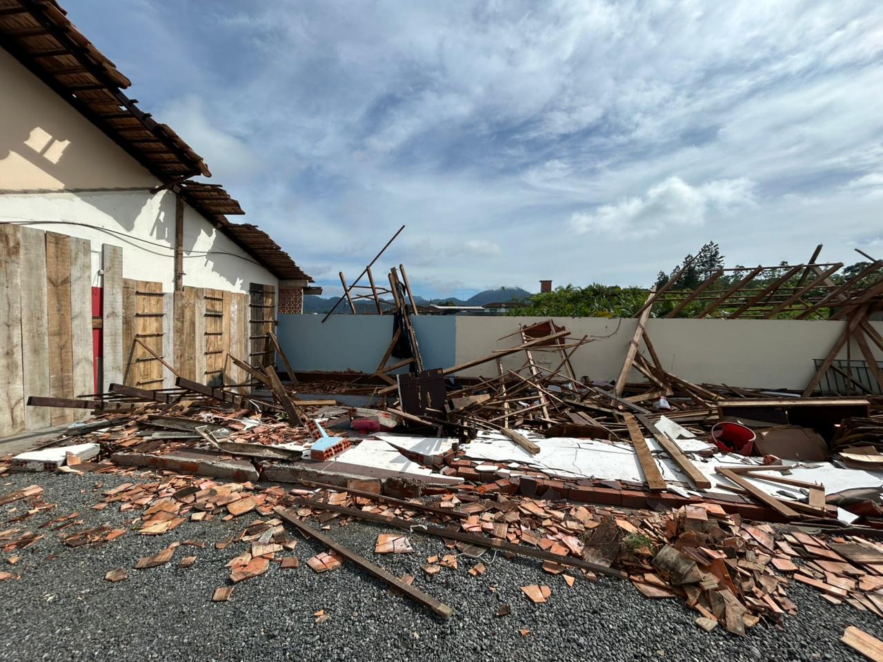 Temporal devastador destrói parte de pizzaria em poucos minutos em SC