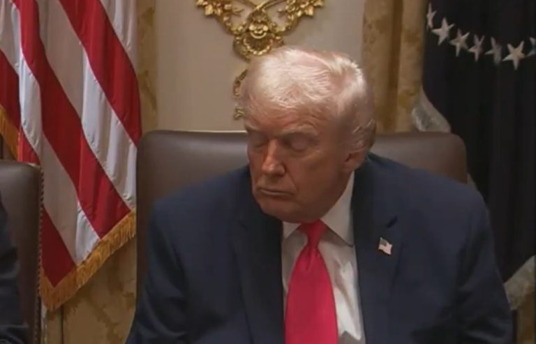 VÍDEO: Trump dorme durante reunião na Casa Branca