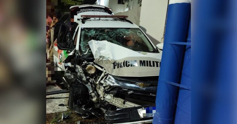 Viatura bate em poste e PMs feridos acabam no hospital em SC