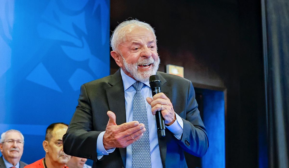 Lula critica influencers que 'falam bobagem' e cita Bolsonaro