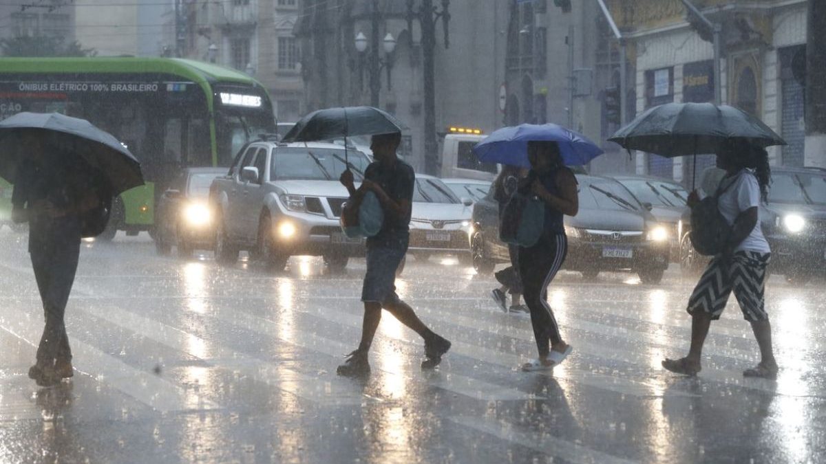 Semana começa com alerta: regiões do Brasil podem somar até 400mm de chuva