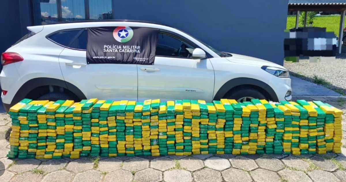Homem tenta atropelar PMs com meia tonelada de droga em SC