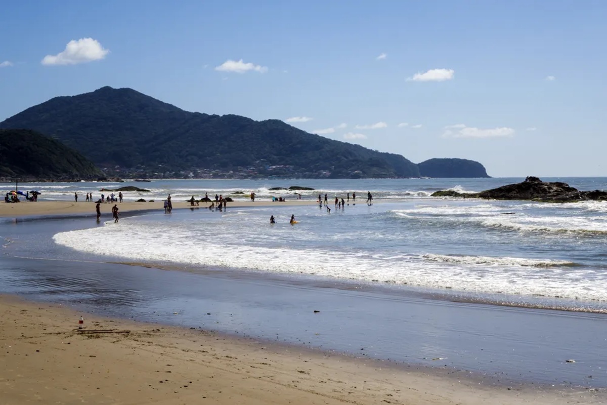 Cidade com praias calmas em SC tem voos diretos para todo o Brasil