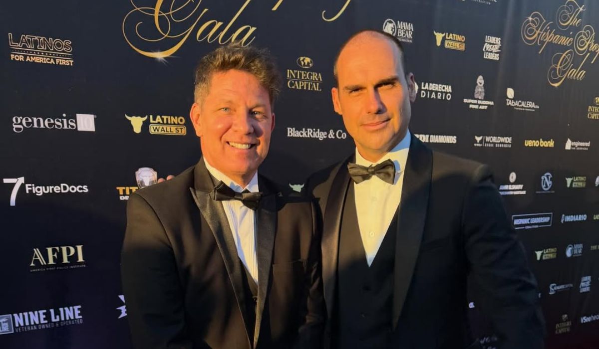 Eduardo Bolsonaro participa de evento luxuoso no resort de Trump