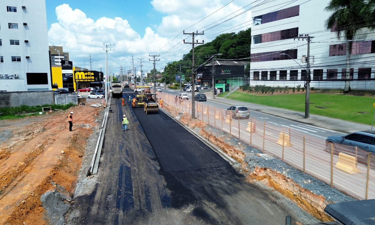 Novo trecho da Santos Dumont em Joinville recebe asfalto