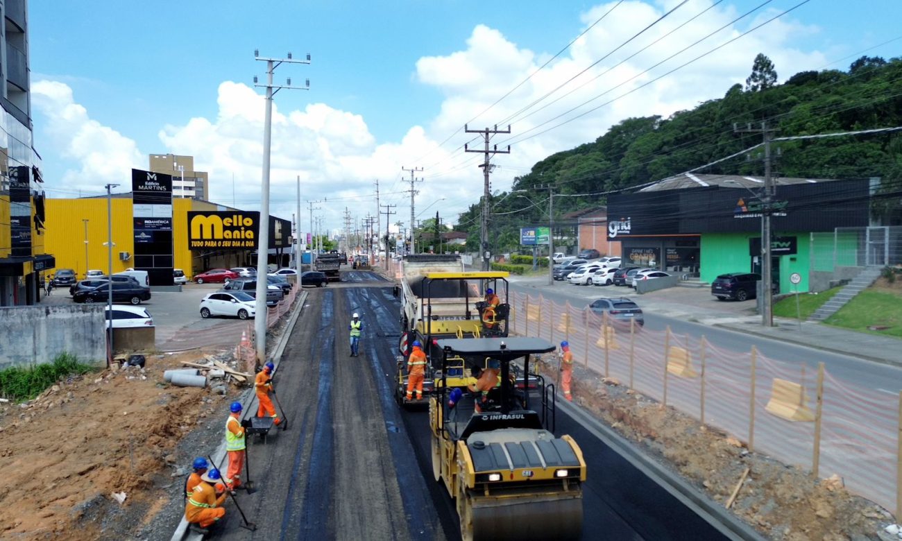 Novo trecho da Santos Dumont em Joinville recebe asfalto