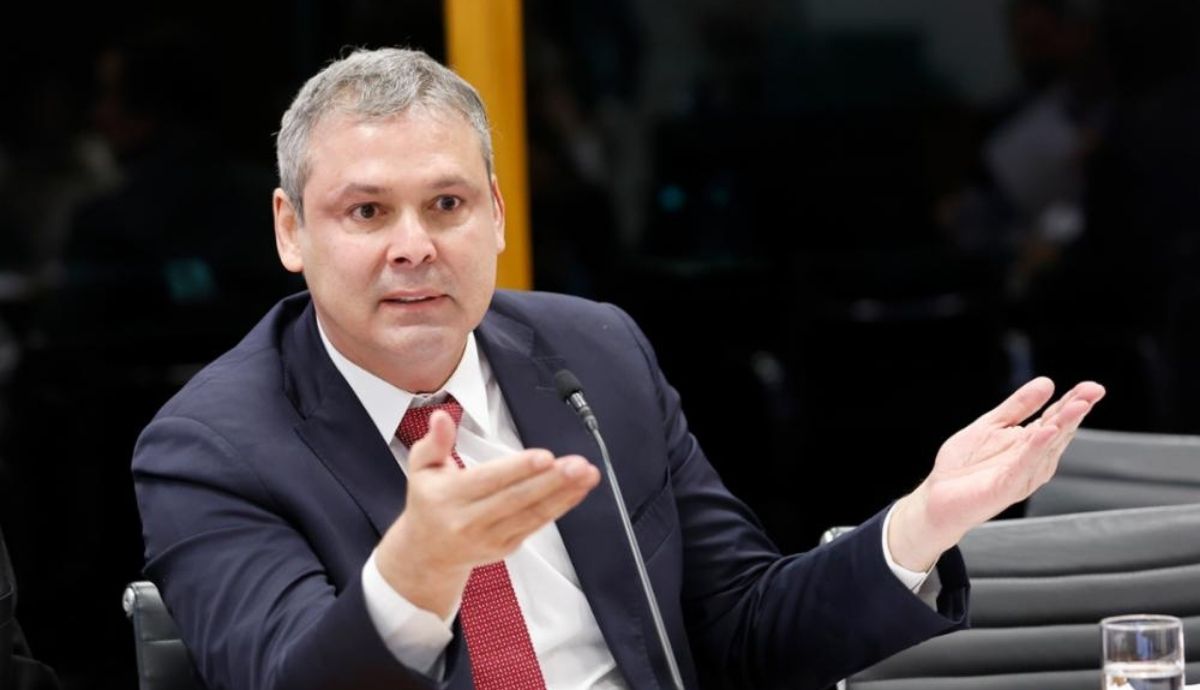 Lindbergh acusa Flávio Bolsonaro de propaganda irregular durante ato em SP
