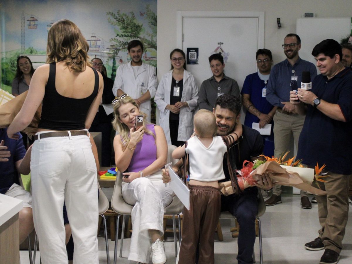 Marcos, da dupla com Belutti, visita hospital de Blumenau