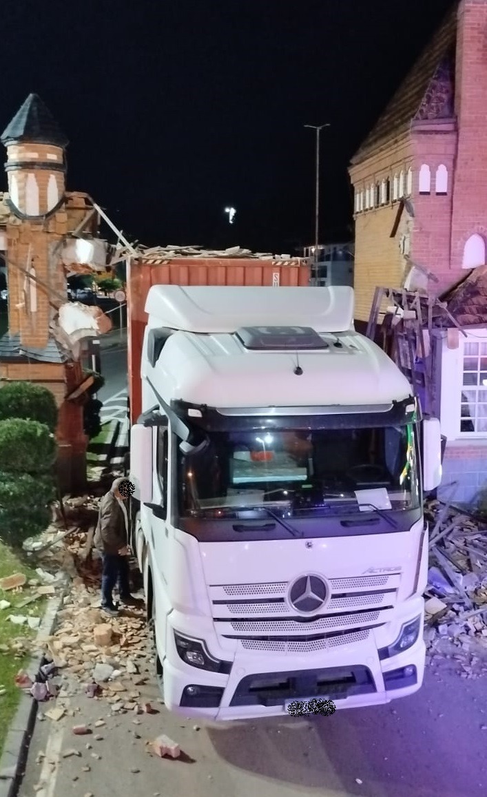 Caminhão destrói parte de pórtico turístico em cidade conhecida como “a ...