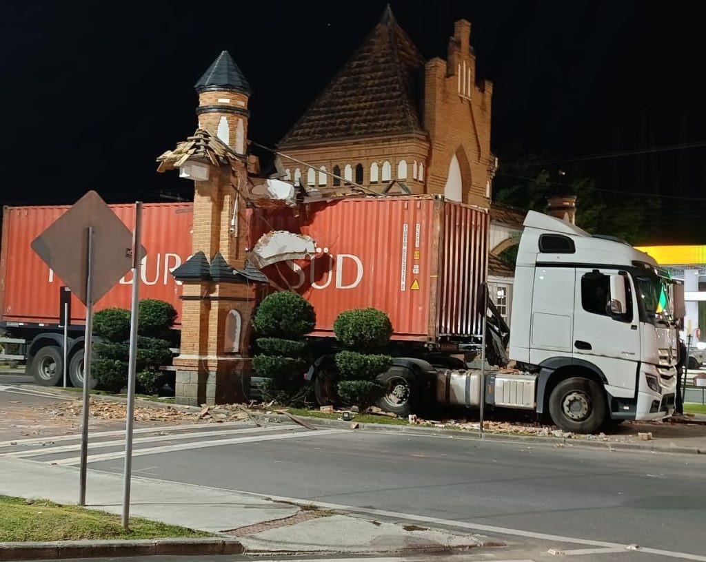 Caminhão destrói parte de pórtico turístico em cidade conhecida como “a ...