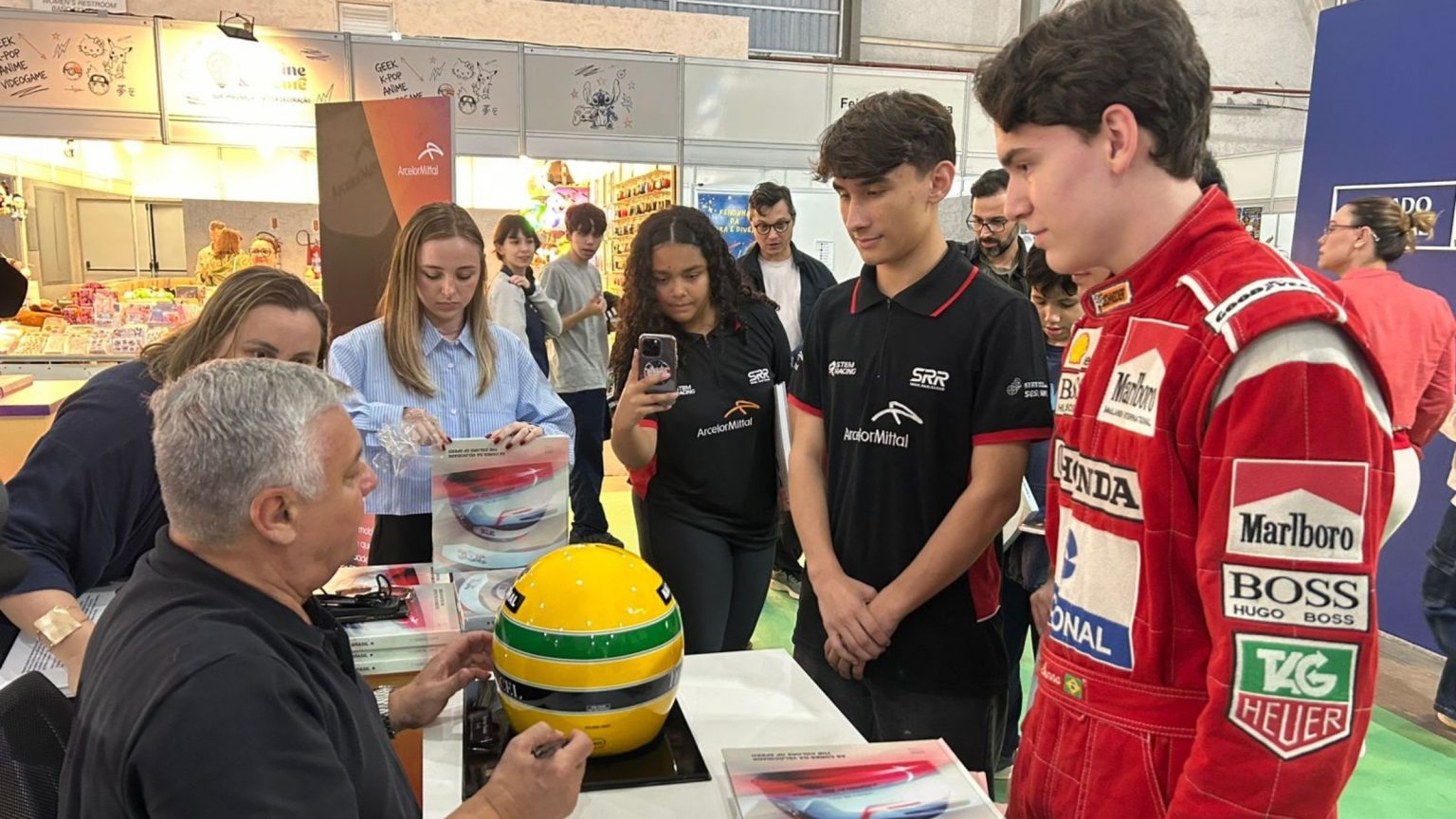 Capacetes de Senna e da F1 viram livro e exposição em SC