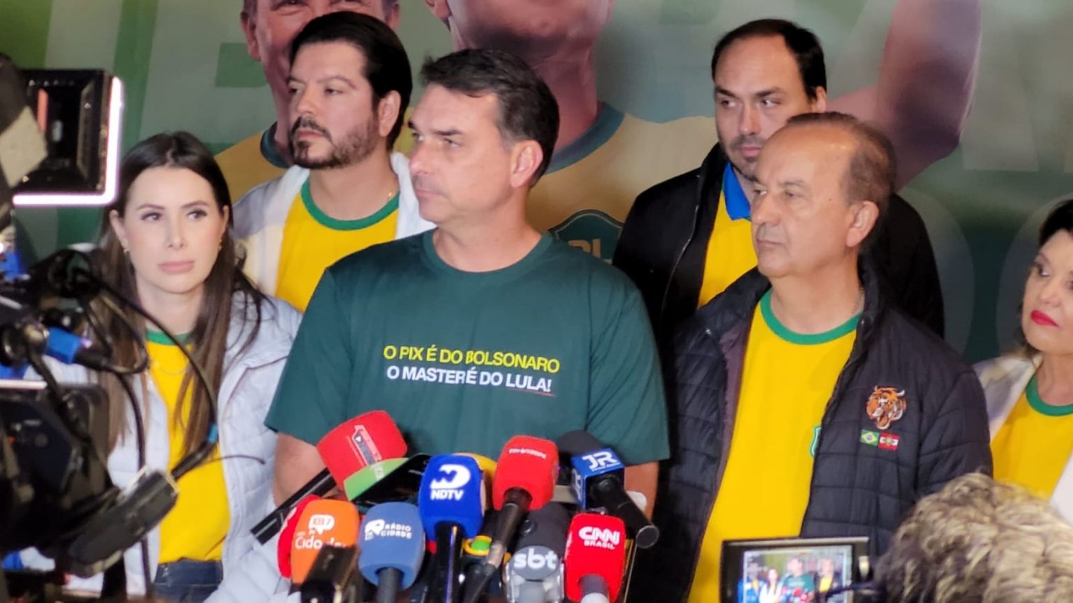 Com casa lotada, PL lança pré-candidaturas de Flávio Bolsonaro e ...