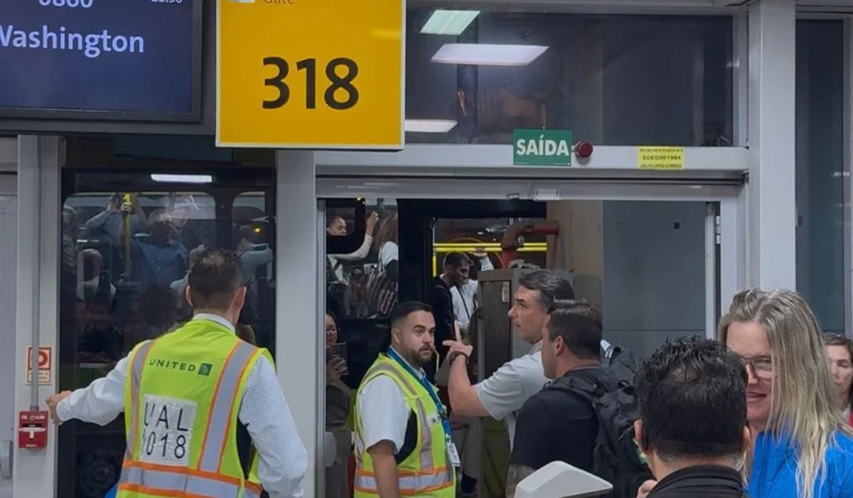 Flávio Bolsonaro chega aos EUA para encontro com Trump