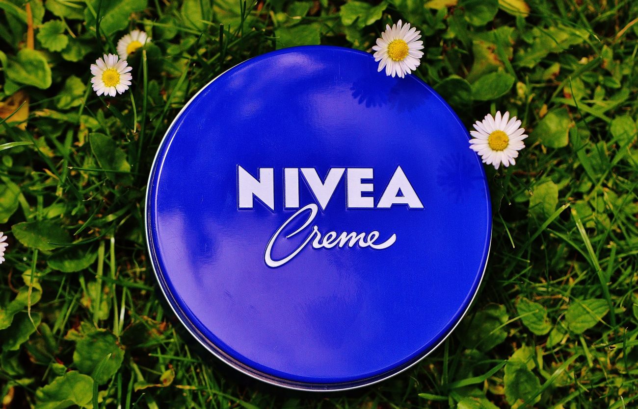 Nivea da lata azul aplicado deste jeito consegue melhorar os aspecto da ...