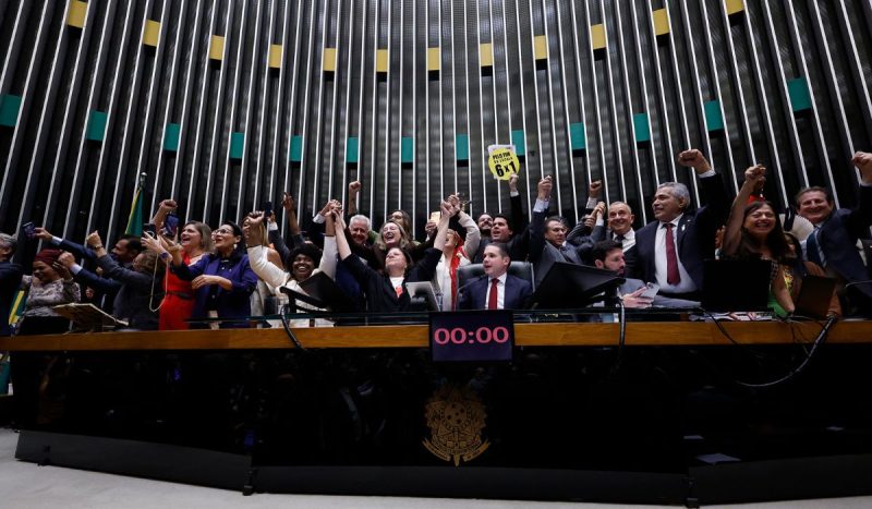 Fim da escala 6x1: veja quais deputados votaram contra a PEC