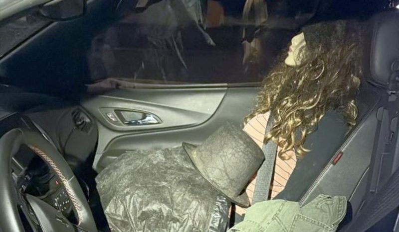 Skunk, boneco e peruca: motorista leva manequim durante fuga