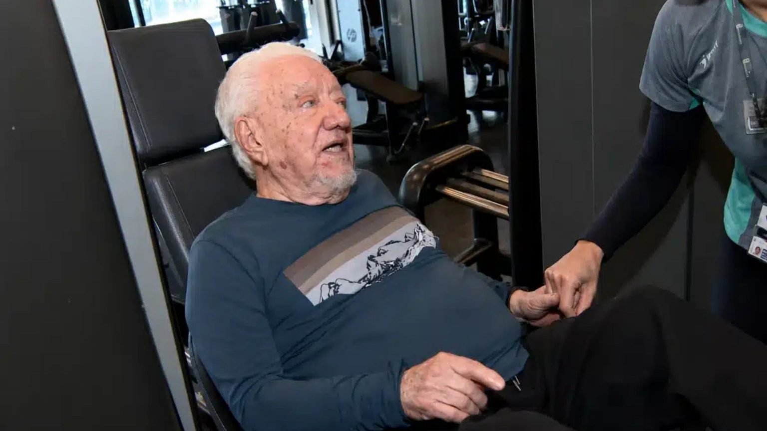 Aposentado celebra 100 anos em academia com exercício