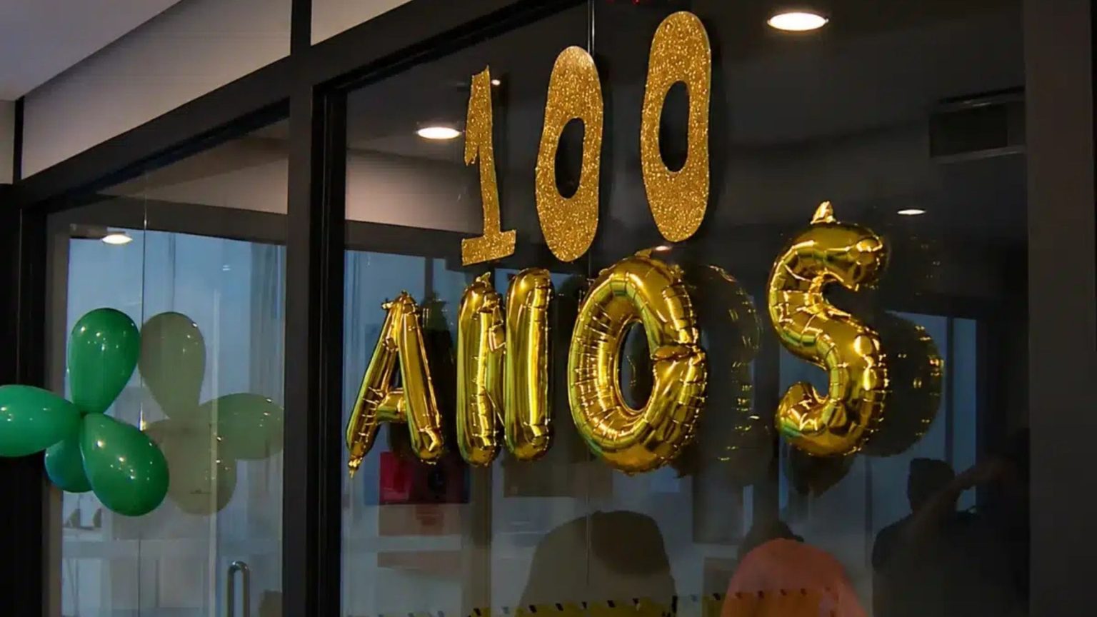 Aposentado celebra 100 anos em academia com exercício