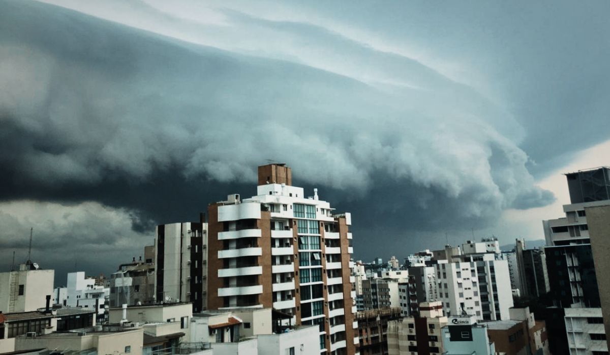Ciclone extratropical no Dia dos Namorados traz tempestades
