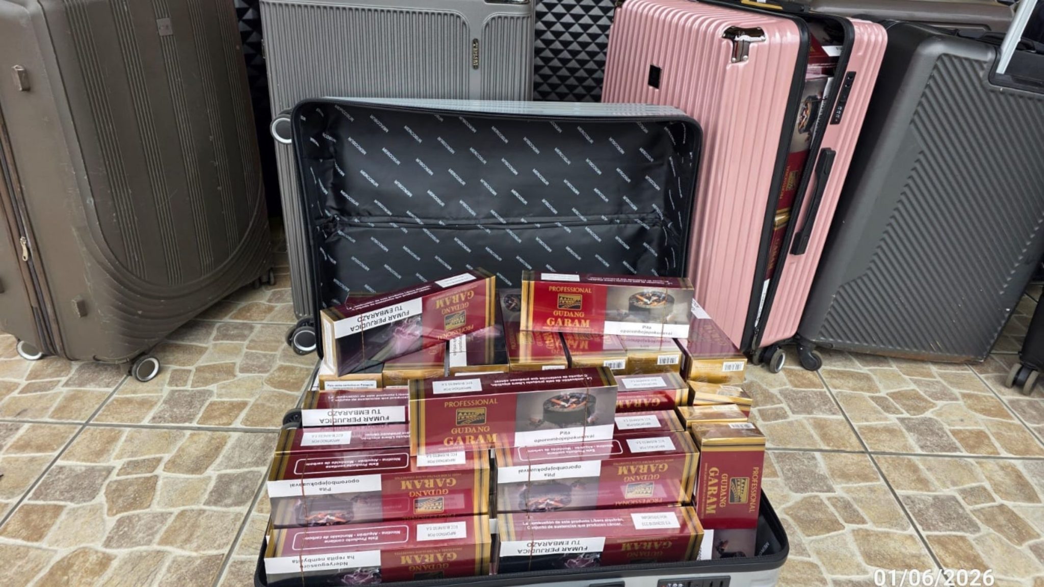 Malas em ônibus escondiam 12 mil maços de cigarro em Joinville