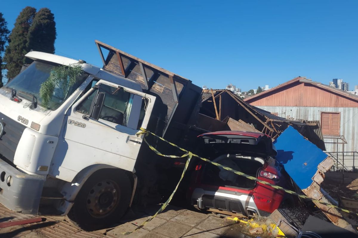 Caminhão desgovernado atinge carros e residência em SC